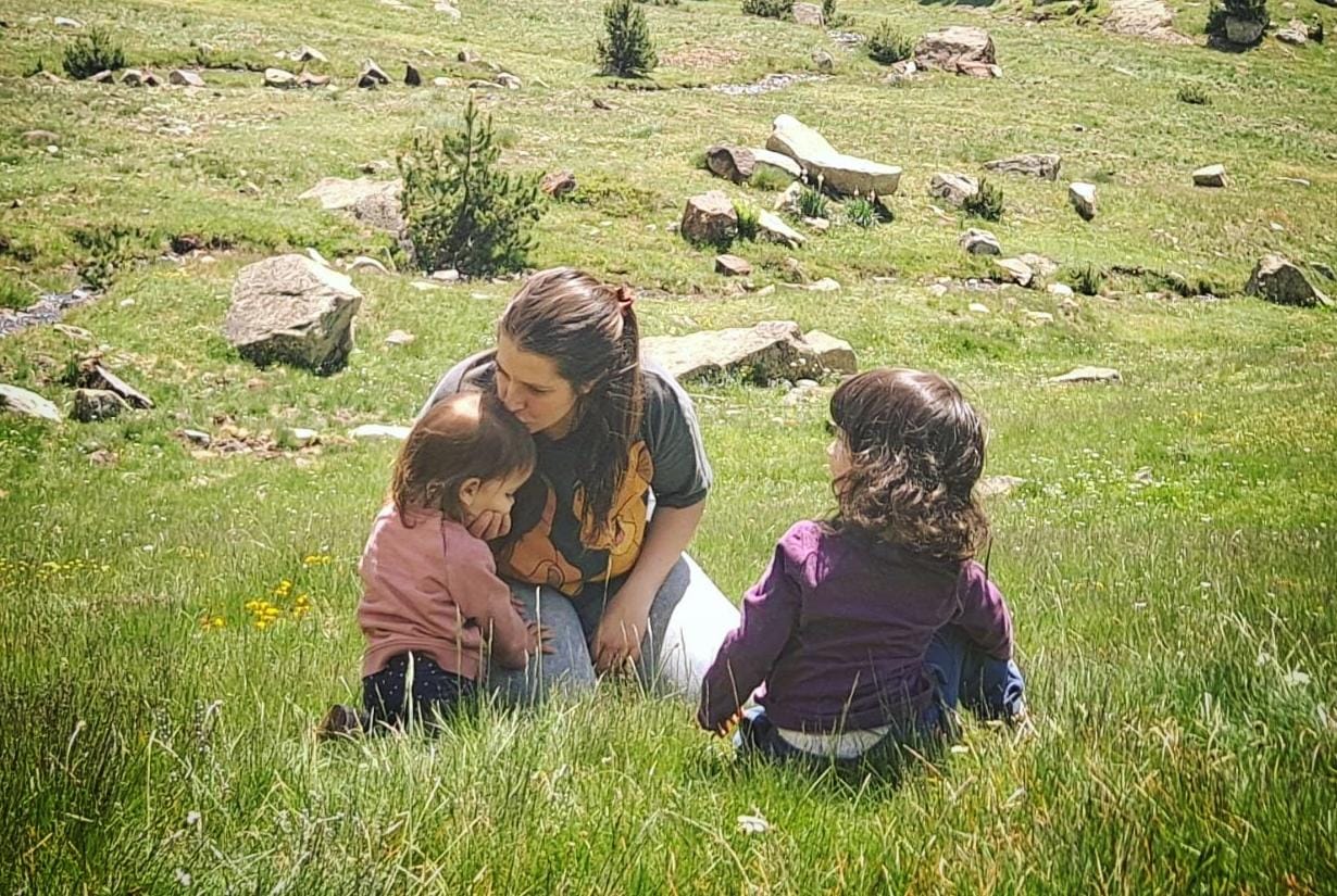 Mamá presente. Aprende a estar con tus hijos en calma. | Crianza Salvaje